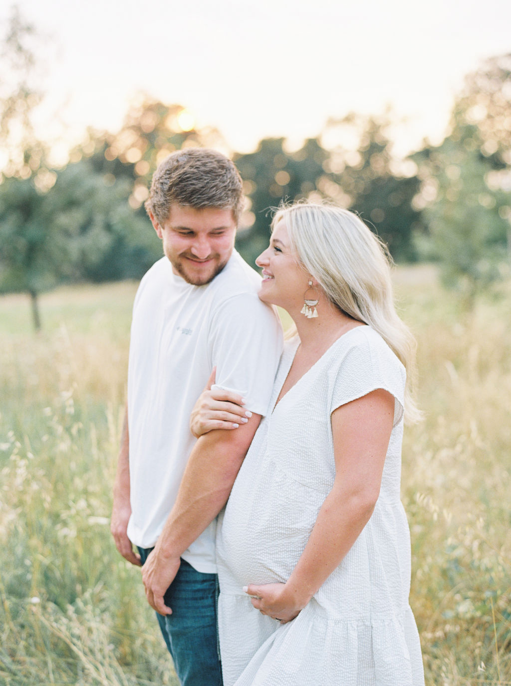 Beautiful Sunset Maternity Session for Maya & Mason ⎹ Oregon Maternity ...